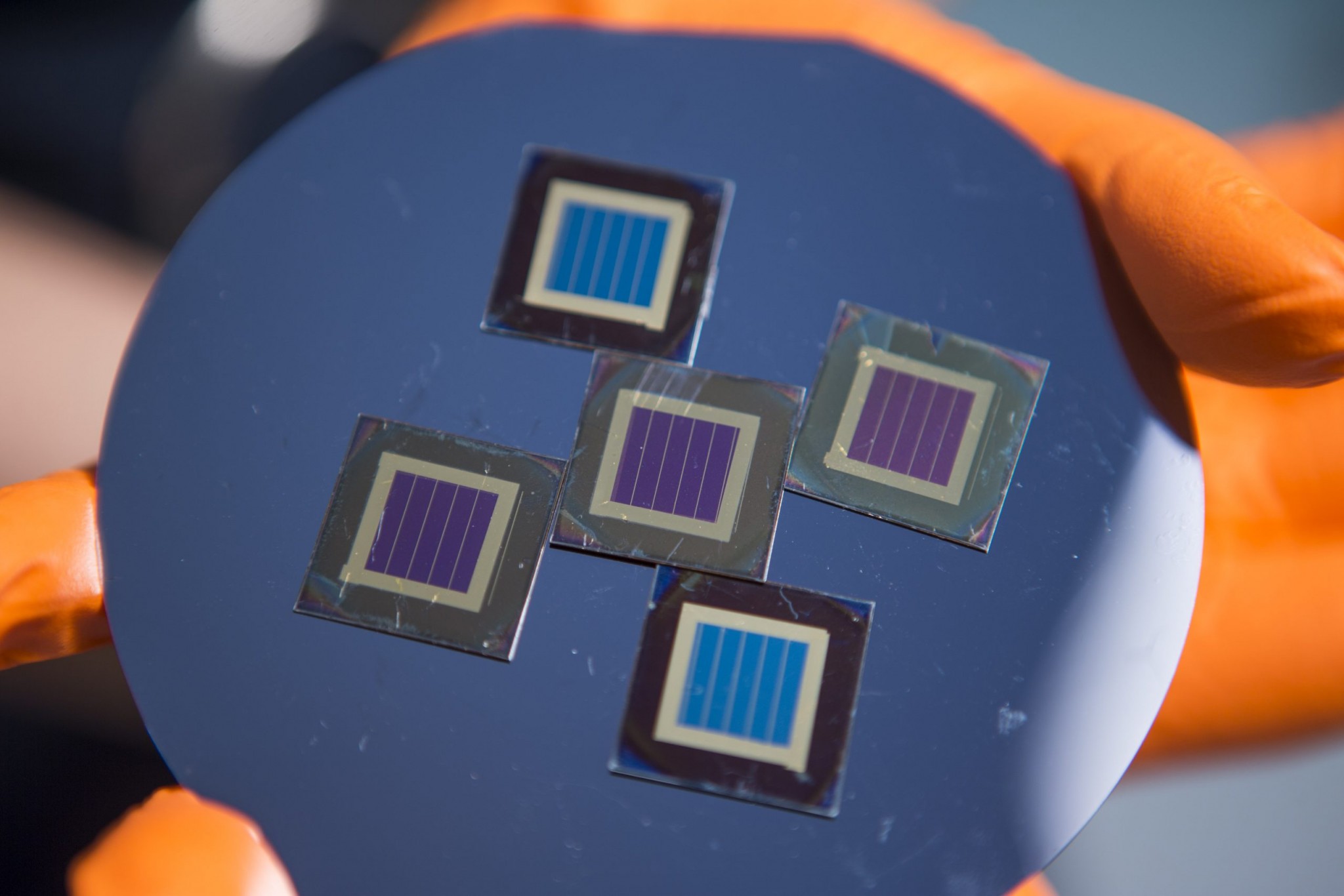 New efficiency record set for perovskite-silicon tandem solar cells ...